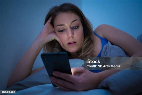 Süchtig Nach Jungen Schönen Frau Im Bett Plaudern Und Surfen Im Internet Mit Ihrem Smartphone