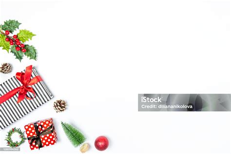 검은 색과 흰색 줄무늬와 파란색 배경 위에 포장 재가있는 빨간색 종이로 감싼 선물 상자 크리스마스는 준비를 제공합니다 공간을 복사합니다 가위에 대한 스톡 사진 및 기타