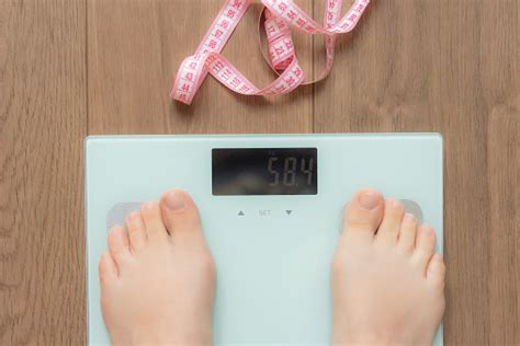 집에서 체중을 측정하는 여자 저울에 발을 올려 놓고 크기를 측정하기위한 테이프 발에 대한 스톡 사진 및 기타 이미지 발 비만증 3차원 형태 Istock