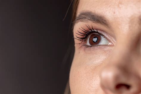 홍채에 여성 눈 매크로 샷은 눈에 보이는 심장 모양입니다 갈색 눈에 대한 스톡 사진 및 기타 이미지 갈색 눈 눈 신체 부분 라트비아 Istock