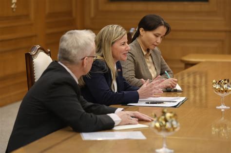 ЕРӨНХИЙ САЙД Л ОЮУН ЭРДЭНЭ АВСТРАЛИЙН ЗАСГИЙН ГАЗРЫН ХҮМҮҮНЛЭГИЙН ТУСЛАМЖИЙГ ХҮЛЭЭН АВЧ