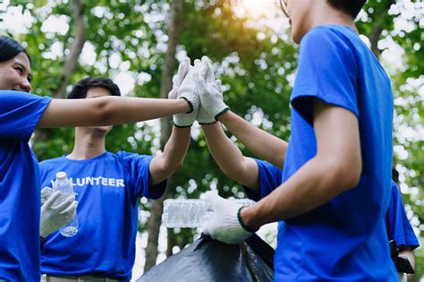 다양한 국적의 자원 봉사자들이 연대를 보여주고 개인 시간을 기부하고 공공 공원의 오염을 줄이기 위해 재활용 할 플라스틱 폐기물을 수집하기 위해 검은 쓰레기 봉투를 들고