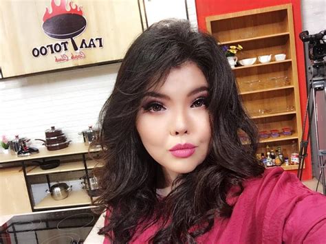 Дуучин Нара зөгийн аж ахуй эрхэлж байна