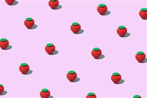 밝은 분홍색 배경에 딸기로 만든 트렌디 한 햇빛 여름 패턴 최소한의 여름 음식 개념 딸기에 대한 스톡 사진 및 기타 이미지