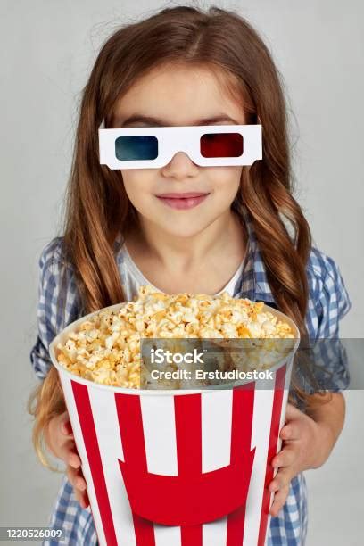 팝콘 양동이를 들고 빨간색 파란색 3d 안경에 아이 소녀 감정에 대한 스톡 사진 및 기타 이미지 감정 건강한 생활방식 건강한 식생활 Istock