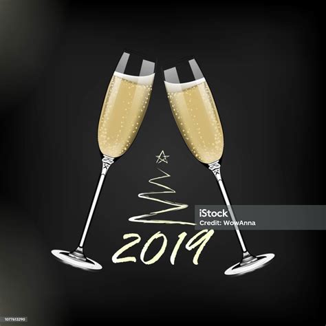 벡터 현실적인 스타일에 어두운 배경에서 샴페인 잔을 홀 짝과 행복 한 새 해 인사말 카드 또는 황금 크리스마스 트리 일러스트와 함께 파티 초대장 가득 찬에 대한 스톡 벡터