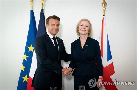 양자 회담하는 프랑스·영국 정상 연합뉴스