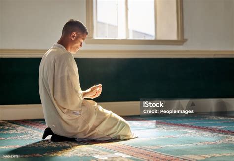 모스크 예배 및 무슬림 남자는 영적 건강을 위해 감사 지원 또는 라마단을 위해 무릎을 꿇고기도합니다 종교 전통 및 이슬람 사원에서 알라에게 꾸란을기도하거나 암송하는 이슬람