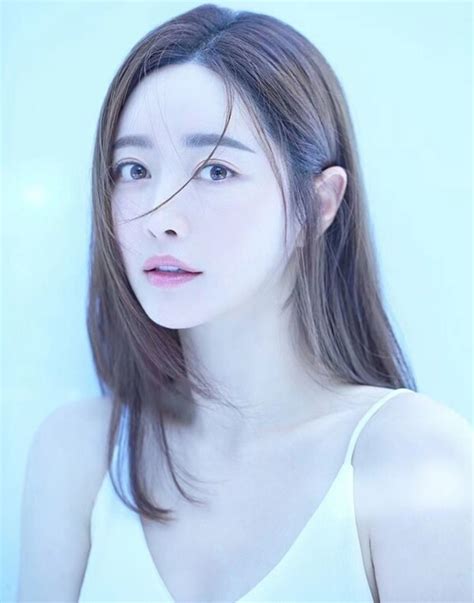 홍수아 타조엔터에 새 둥지 연기·예능 활동 물심양면 지원할 것