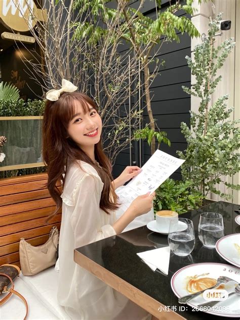 超越基本定妝！化妝達人教你定妝噴霧的5個隱藏版用法，妝容瞬間變身級提升，不再害怕夏天啦！ Line購物