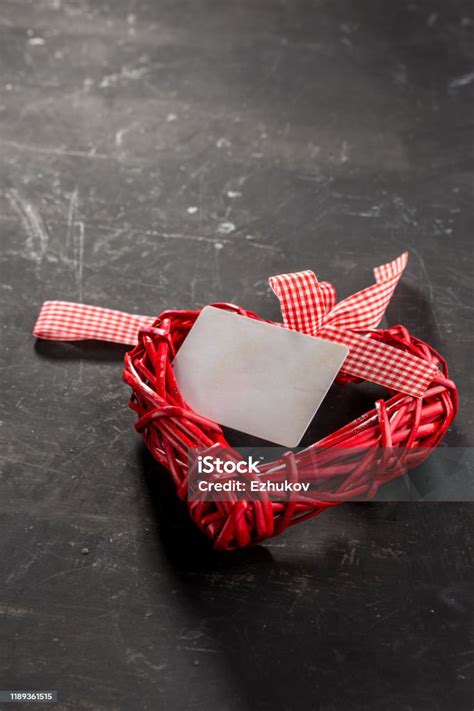 검은 배경에 빈 인사말 카드와 고리버들 하트의 측면보기 0명에 대한 스톡 사진 및 기타 이미지 0명 개념 검은색 Istock