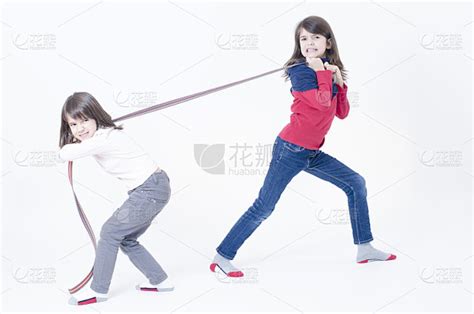两个女孩玩