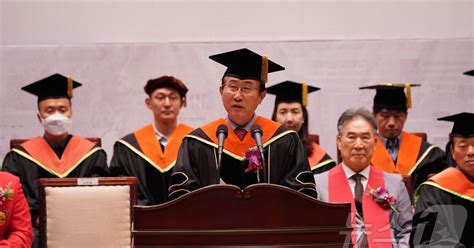 지스트 2024년 하반기 학위수여식서 축사하는 임기철 총장