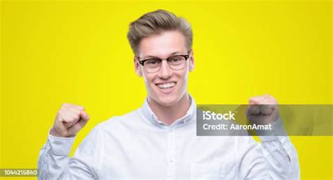 잘생긴 금발 젊은이 축 하 놀라게 하 고 제기 하는 무기와 성공을 위한 놀라게 했 고 눈 우승자 개념입니다 개념에 대한 스톡 사진 및 기타 이미지 Istock