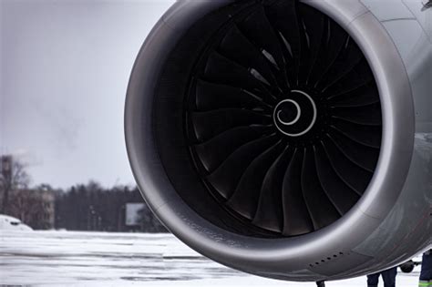 비행기 터빈 엔진 블레이드 겨울에는 눈이 내리는 공항 비행기 프로펠러 항공기 제트 엔진의 터빈 블레이드 닫습니다 항공 기술 항공기 배경 검은색에 대한 스톡 사진 및 기타