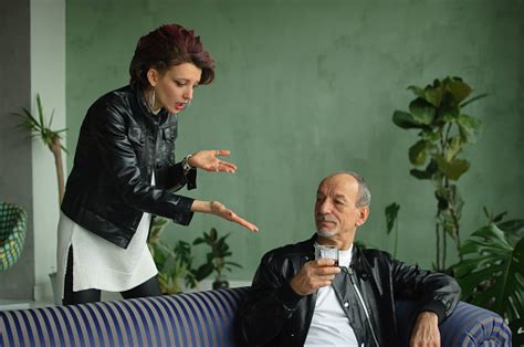 감정적인 성인 딸은 술에 취한 선배 아버지와 위스키 또는 브랜디를 손에 들고 이야기하고 있습니다 알코올 중독 가족 개념에서 알코올 2명에 대한 스톡 사진 및 기타 이미지