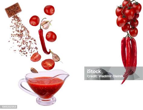 흰색 고립 된 배경에 유리 소스 체리 토마토 마늘 칠리와 향신료 소스 가스파초에 대한 스톡 사진 및 기타 이미지 가스파초 건강한 식생활 고추류 Istock
