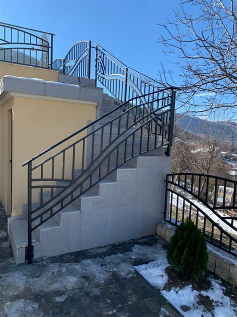 Парапет за стълбище от ковано желязо и ръкохватка