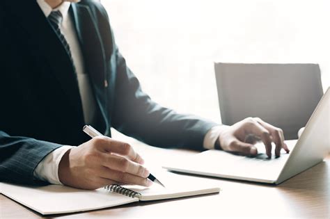 사무실 비즈니스 개념에서 비즈니스 데이터 회계 문서 및 계산기를 계산하기 위해 랩톱 컴퓨터에서 작업하는 사업가 또는 회계사 손 의 닫기 인터넷에 대한 스톡 사진 및 기타