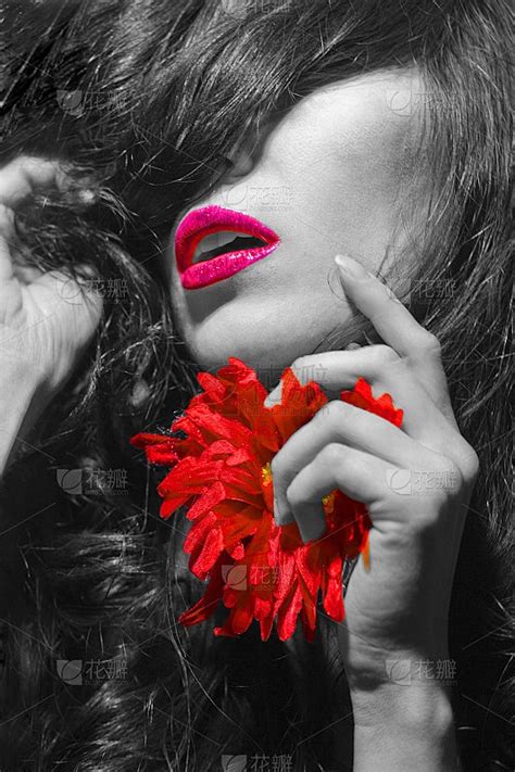 带着花的女孩的肖像素材 花瓣网