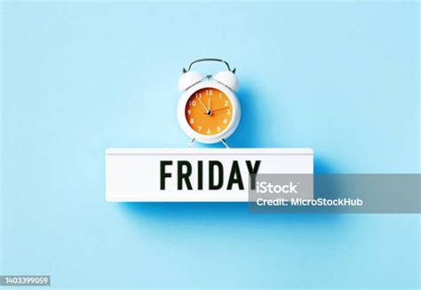 금요일 위에 앉아있는 알람 시계는 파란색 배경에 앉아있는 흰색 라이트 박스를 작성했습니다 0명에 대한 스톡 사진 및 기타 이미지 0명 간판 개념 Istock