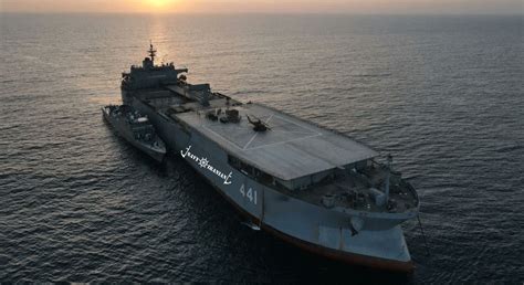 Iranian‌ Naval Force On Twitter تصویری از پهلو گیری دنا در کنار ناو