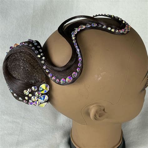 Локон с пучком для бальных танцев. Украшения из волос со стразами в ...