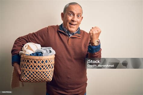 고리버들 바구니를 들고 있는 선배 의자 고립된 흰색 배경 에 옷을 들고 자랑스럽고 승리와 성공을 축하하는 매우 흥분된 응원 감정 가사 집안일에 대한 스톡 사진 및 기타