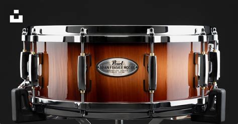 검은색 배경에 있는 드럼의 클로즈업 사진 Unsplash의 무료 스네어 드럼 이미지