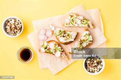 커드 치즈 오이 무 발아 곡물을 노란색 배경에 종이에 곁들인 즉시 먹을 수 있는 브루스케타 건강한 간식 위쪽 보기 0명에 대한 스톡 사진 및 기타 이미지 Istock