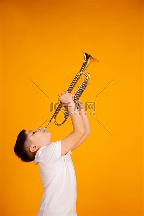 一个男孩吹小号。高清摄影大图 千库网
