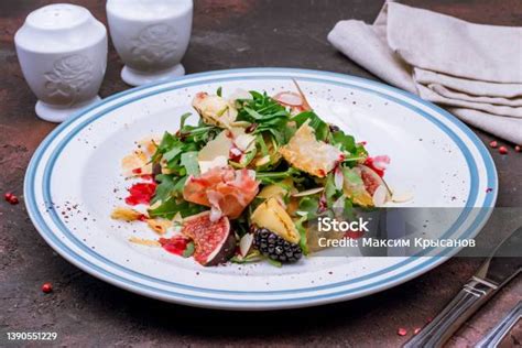 무화과를 곁들인 샐러드 파르마 햄과 치즈를 어두운 돌 테이블에 접시에 얹어 놓으십시오 멜론에 대한 스톡 사진 및 기타 이미지 멜론 무화과 프로슈토 Istock