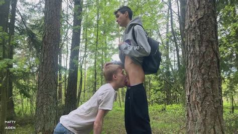 I Teenager Matty E Aiden Sono Stati Quasi Scoperti Quando Hanno Avuto Un Pompino All Aperto