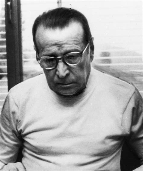 ადამიანები მოპირდაპირე ფანჯარაში