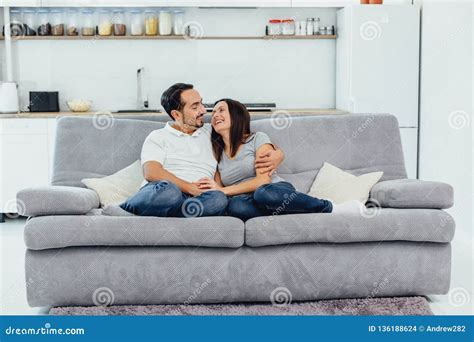 Marido Y Esposa Que Se Sientan En Un Sofá Foto De Archivo Imagen De