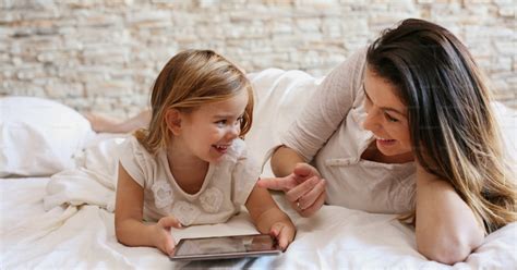 집에서 침대에서 디지털 태블릿을 사용하는 딸과 함께 행복한 젊은 여성 사진 Unsplash의 휴식 이미지