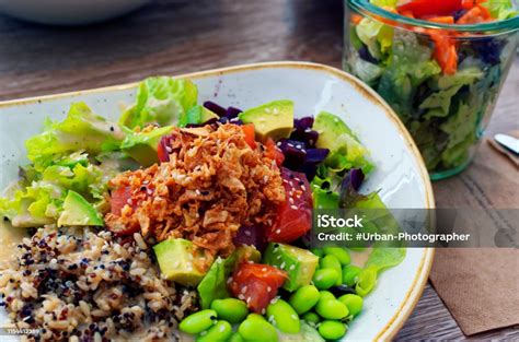 야채 그릇에 건강 한 식재료를 사용한 요리와 신선한 채소와 쌀로 만든 샐러드 구이에 대한 스톡 사진 및 기타 이미지 구이 냅킨 당근 Istock