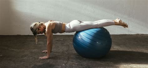 Упражнения с резинками для тренировки всего тела в домашних условиях