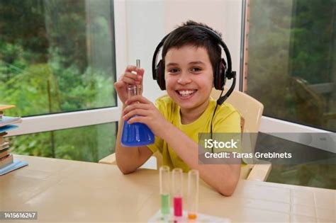 행복한 어린이 화학자 여학생은 평평한 바닥 플라스크에 화학 물질을 혼합하면서 화학 실험을 수행합니다 Stem 주제에 대한 스톡 사진 및 기타 이미지 Istock