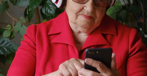 실내 가젯 고령자 그루비 기술 노년 노인 늙은 여성 듣는 디지털 디지털 기기 라이프스타일 리듬 모바일 블루투스 빨간 옷 소셜 미디어 소셜