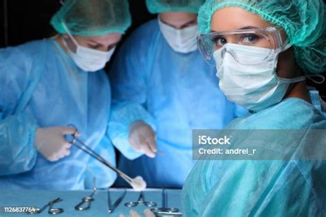 작업을 수행 하는 외과의 근접 촬영 여성 간호사에 초점 약 수술 및 응급 도움 개념 가정의 방에 대한 스톡 사진 및 기타 이미지 가정의 방 간호사 건강 진단 Istock