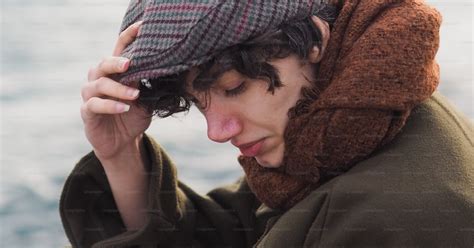 머리에 모자를 쓰고 보트에 앉아있는 사람 사진 Unsplash의 플랫 캡 이미지