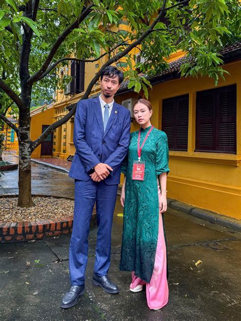 Hoàng Thùy Linh Cùng Đen Vâu Và Nhiều Nghệ Sĩ Viếng Lăng Bác Tuổi Trẻ
