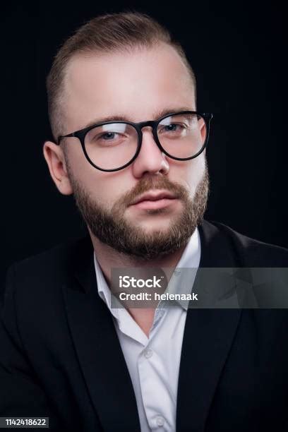 검은 배경에 포즈 안경을 가진 똑똑한 심각한 사업가 스튜디오 촬영 검은색에 대한 스톡 사진 및 기타 이미지 검은색 경영자 기업 비즈니스 Istock