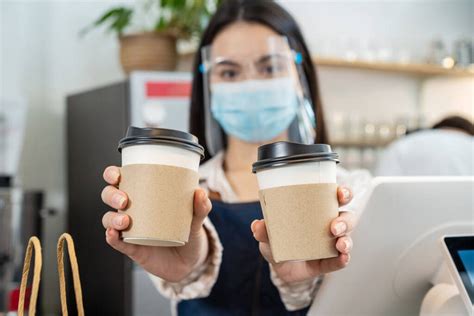 饮食服务围裙下的服务员端着盘子里的食物小 包图企业站