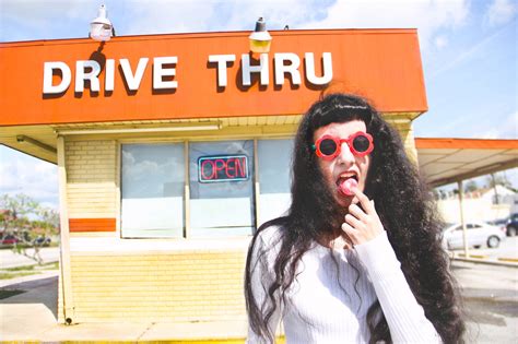 배경 화면 색안경 네온 빨간 커피 태양 주황색 풍선 껌 담홍색 도너츠 가게 시원한 소녀 거품 햇빛 광고하는 뜨거운 기묘한 이상한 고무