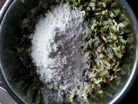 童年記憶里的蒸花飯槐花麥飯 每日頭條