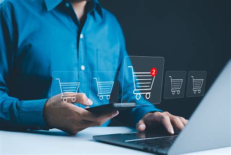 온라인 쇼핑 및 전자 상거래 기술 개념 여러 디지털 쇼핑 카트 아이콘이 표시된 스마트폰과 노트북을 사용하는 사람은 온라인 쇼핑 및 전자 상거래를 나타냅니다 인터넷에서 쇼핑