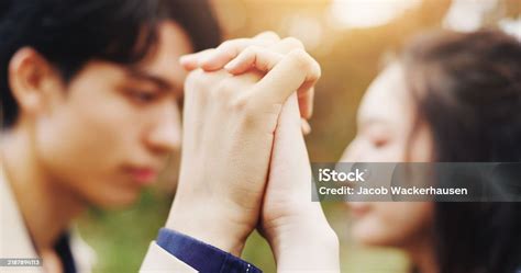 로맨스 유대감 및 관계를 위해 공원에서 일본 커플과 사랑 신뢰 및 손을 잡습니다 일본의 남녀 자연과 데이트 헌신 평화를 위한 지원 보살핌 행복 20 24세에 대한 스톡 사진