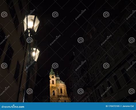 Церковь святого николая Mikulase Kostel Svety загорелась ночью в Праге в районе мала страна